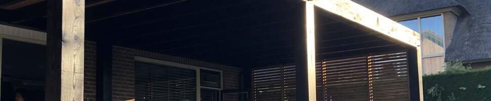 Moderne zwarte overkapping | Hardhout Discount